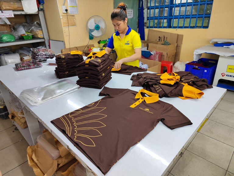 Manufacturing Special Uniform Set For Hotel Restaurant Chains On Phu ...