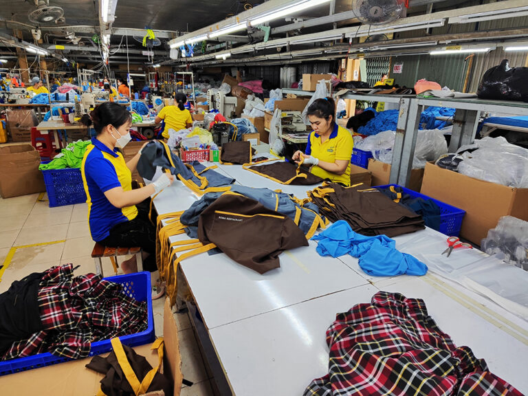 Manufacturing Special Uniform Set For Hotel Restaurant Chains On Phu ...